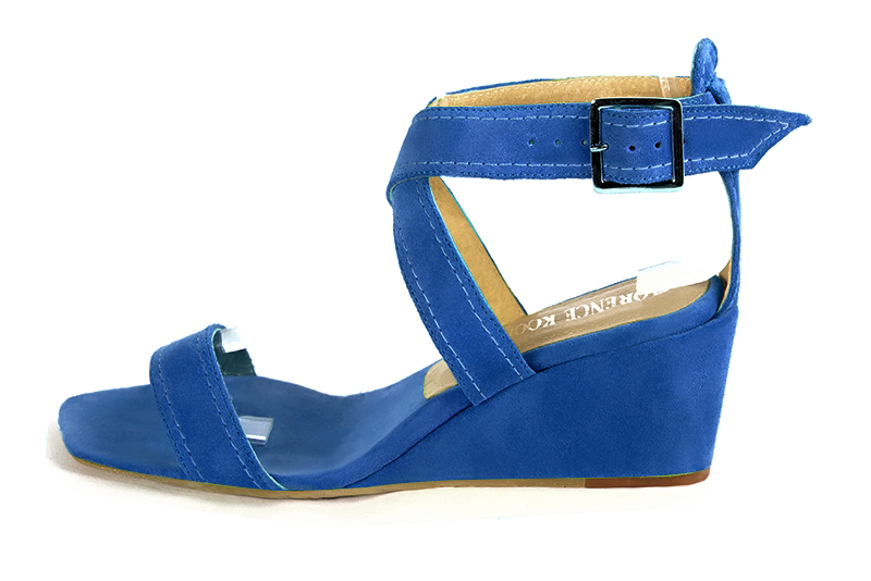 Electric blue fully open sandals, with crossed straps. Square toe ...